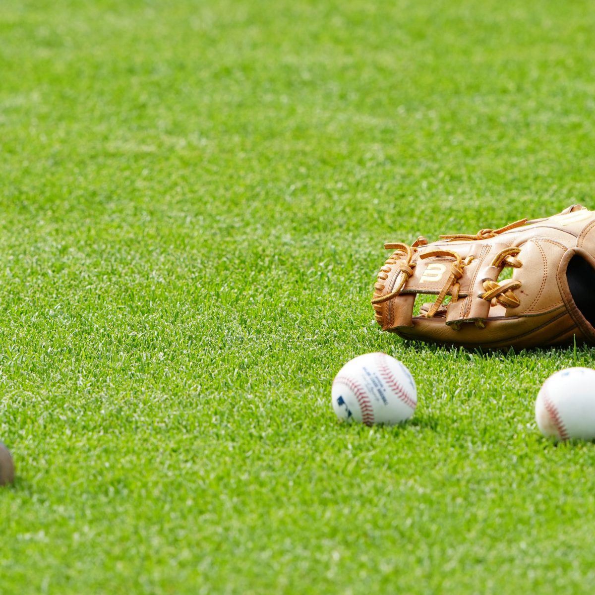 Comparison of MLB and college baseball rules and their impact on gameplay